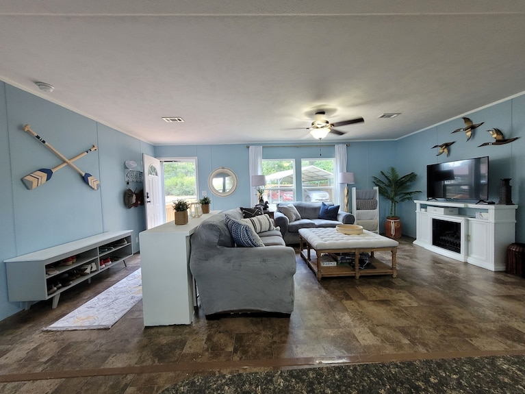 Relaxing Newly-renovated 3/2 Lakeside Retreat With Private Dock - Texas