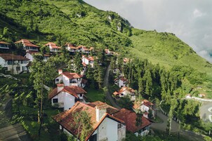 Fachada da propriedade à noite
