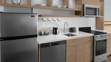 Suite, 1 quarto, não fumadores | Cozinha privada | Um frigorífico, um micro-ondas, uma placa de cozinha