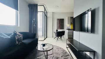 Apartamento Design | Sala de estar | Televisor de ecrã plano de 40 polegadas com canais por cabo, televisor
