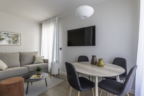 Apartamento, 2 quartos | Sala de estar | Smart TV, ténis de mesa 