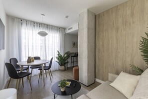 Apartamento, 2 quartos | Sala de estar | Smart TV, ténis de mesa 