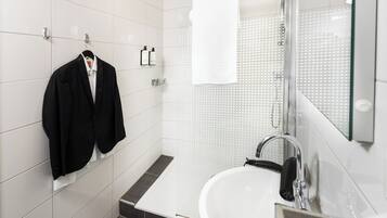 Chuveiro, secador de cabelo (mediante solicitação), toalhas de banho