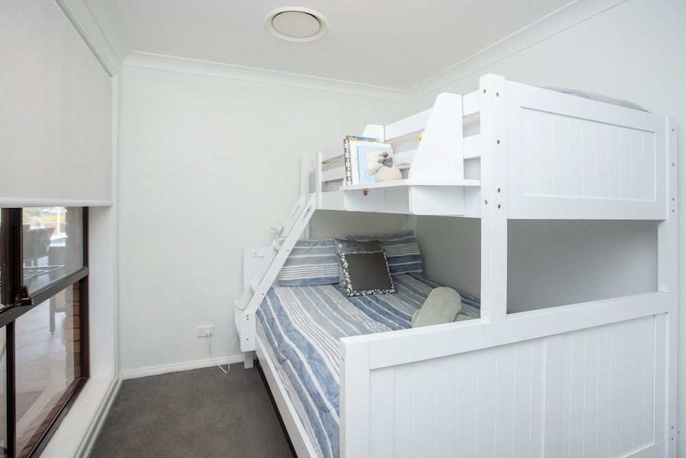 Pool House On The Canal, Private Jetty, Wifi - Forster