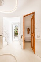 Suíte estúdio executiva | Banheiro | Chuveiro, chuveiro com efeito de chuva, produtos de toalete grátis 