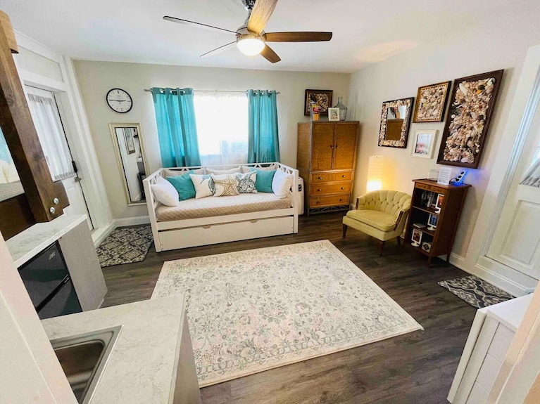 Coastal Chic Suite W/ Kitchenette & Private Entrance - Saint Petersburg, FL
