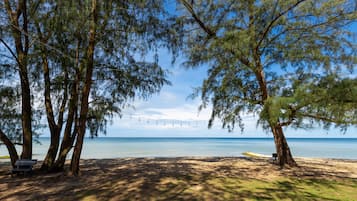 Uma praia privada nas proximidades, praia de areia branca
