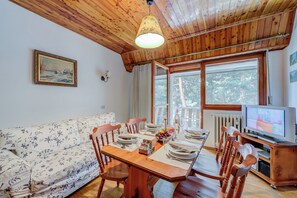 Apartamento Familiar, 1 quarto (La Tana dello Scoiattolo (Skiing) | Sala | Televisor de 21 polegadas com canais por cabo