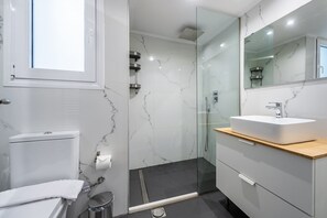 Apartamento de Luxo | Casa de banho | Um polibã, artigos de higiene pessoal grátis, um secador de cabelo 