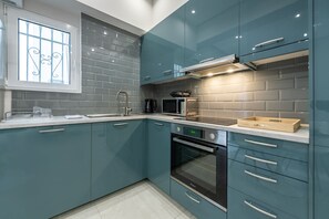 Apartamento de Luxo | Cozinha privada | Um frigorífico/congelador grande, um micro-ondas, um forno 