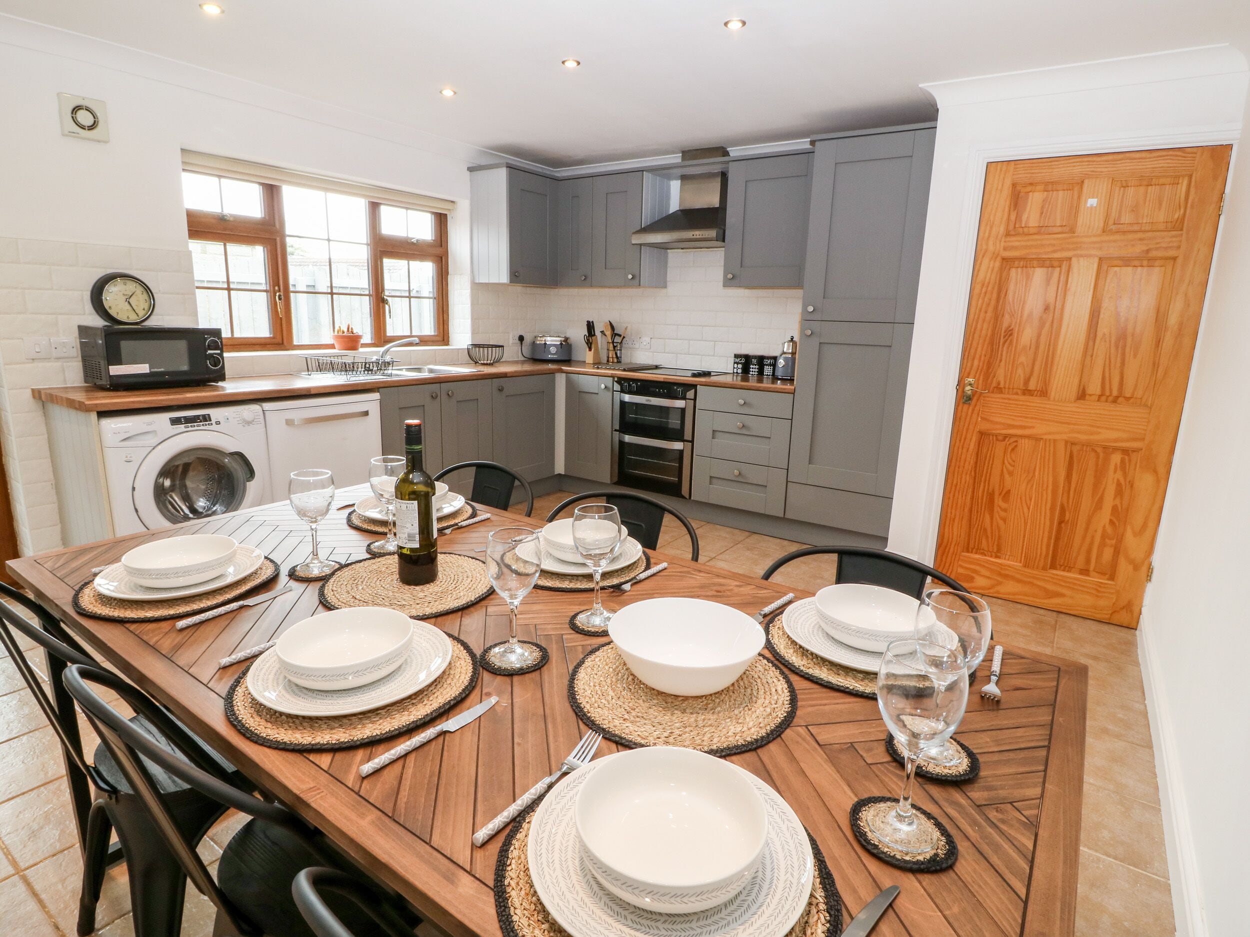 Geladeira, lava-louças, chaleira elétrica, torradeira