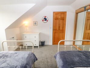 3 quartos, individualmente decorados, individualmente mobiliados