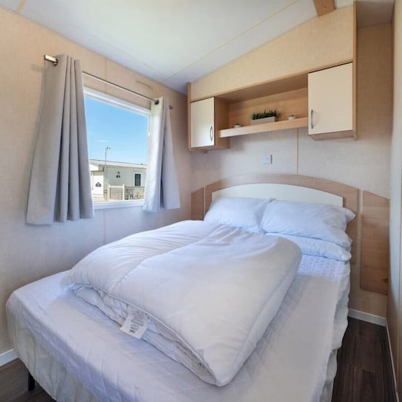 Dog Friendly* Lovely Caravan By The Beach, 4 Berth, Towyn, North Wales - Snowdonia