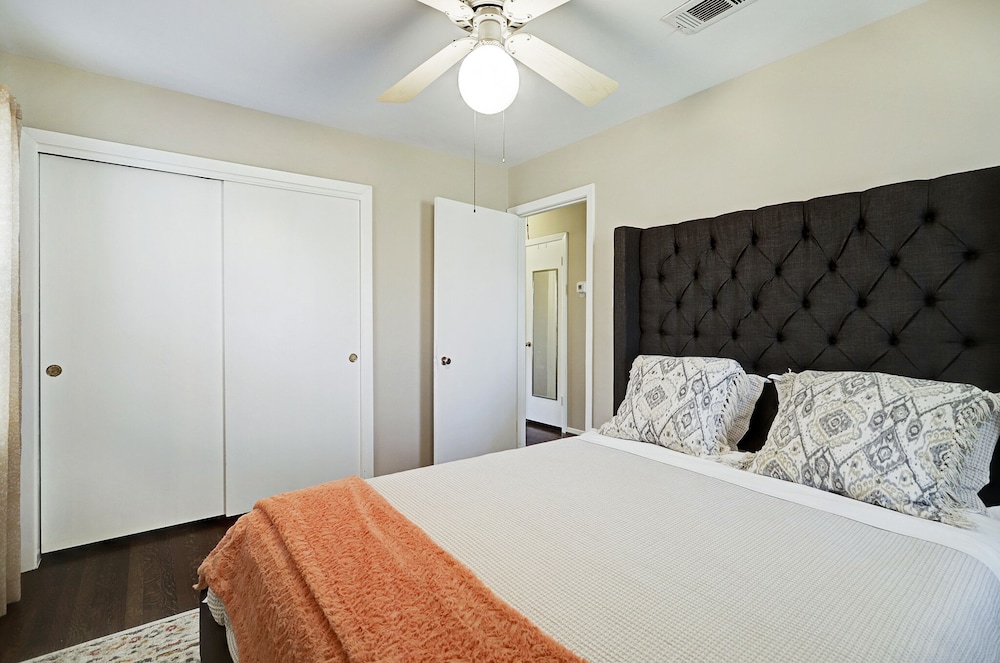 Cozy And Stylish Home Located 8 Miles From Downtown Houston - Houston, TX