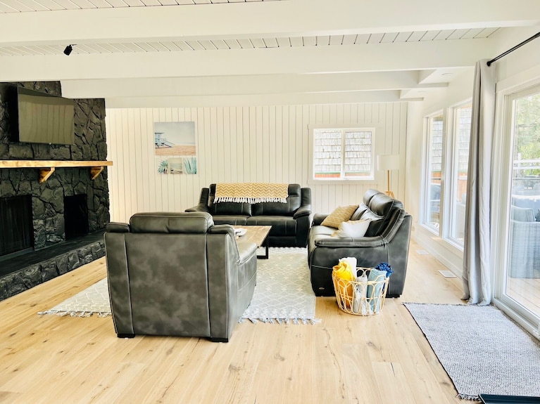 Newly Remodeled Spacious Cottage At The Lake - Sleeps 12/4br/4ba - 알버타