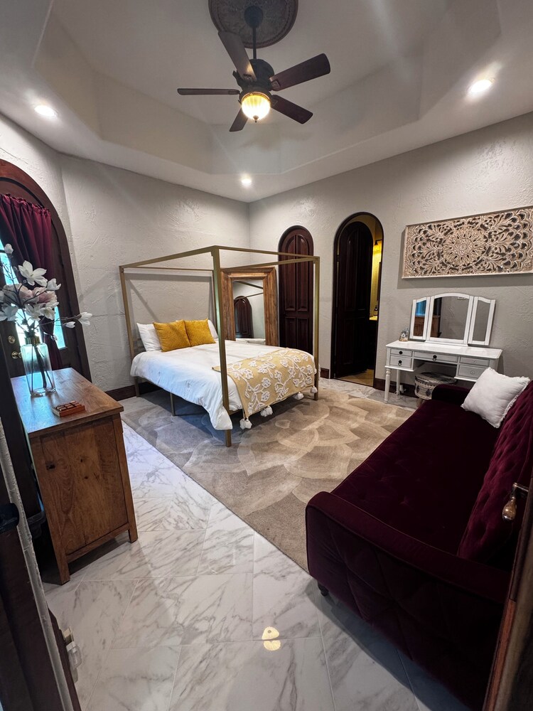 Elegant, Romantic Castle W/ Rooftop Deck, Forest, Pond And Theater! - Greenville, TX