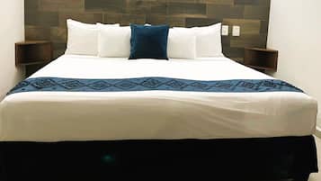 Quarto Empresarial, 1 cama king-size | Cortinas/cortinados opacos, Wi-fi grátis, roupa de cama fornecida