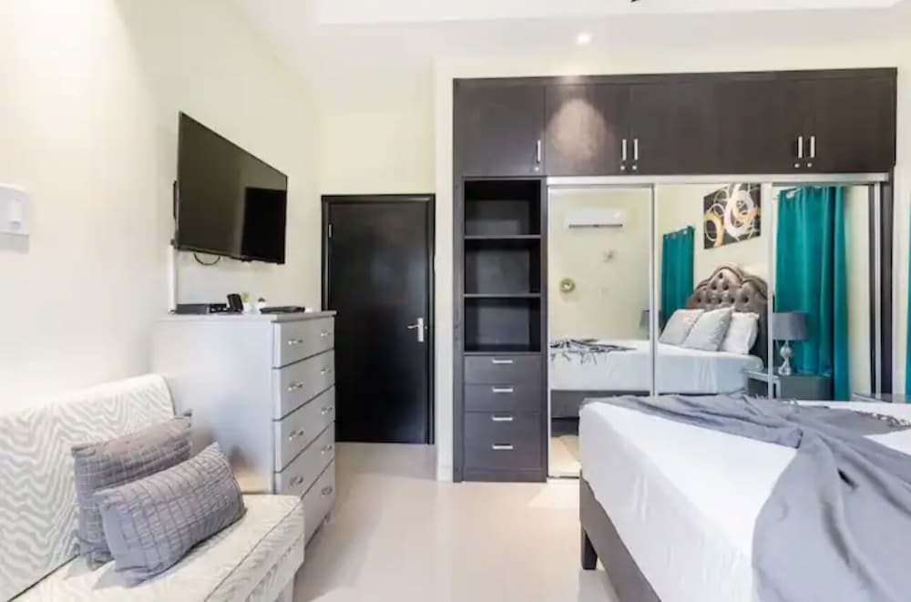 Breathtaking Ocean-view, Hot-tub, Pool, Rooftop Access & Grill - Ocho Rios
