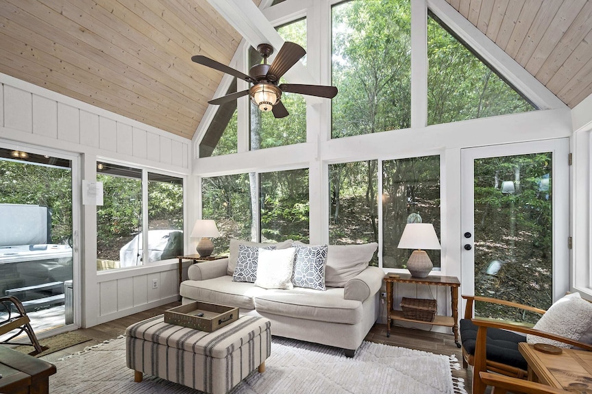 Cozy Connestee Falls Mountain Aframe With Views And Pet Friendly - Lake Jocassee