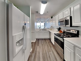 Apartamento em Condomínio Fechado, várias camas, varanda | Cozinha privada | Uma cafeteira/bule, um frigorífico, um micro-ondas, um forno