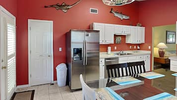 Casa, várias camas, cozinha, vista para o jardim | Cozinha privada | Um frigorífico, um micro-ondas, um forno, uma máquina de lavar louça