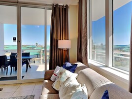 Condo, 1 cama Queen e sofá-cama, sacada, vista para o oceano | Área de estar | TV