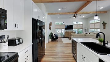 Casa, várias camas, cozinha, vista para o jardim | Cozinha privada | Um frigorífico, um micro-ondas, um forno, uma placa de cozinha