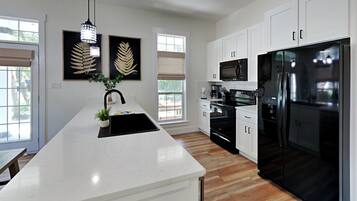 Casa, várias camas, cozinha, vista para o jardim | Cozinha privada | Um frigorífico, um micro-ondas, um forno, uma placa de cozinha