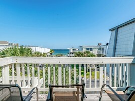 Apartamento em Condomínio Fechado, várias camas, varanda, vista para o oceano | Terrenos do alojamento