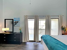 Casa, várias camas, sacada, vista para a piscina | 2 quartos, individualmente decorados, individualmente mobiliados