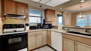 Apartamento em Condomínio Fechado, várias camas, varanda, vista para o oceano | Cozinha privada | Um frigorífico, um micro-ondas, um forno, uma placa de cozinha