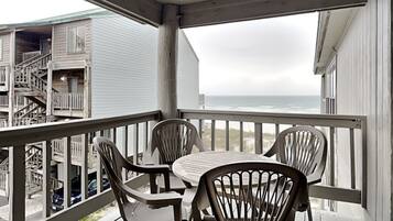 Apartamento em Condomínio Fechado, várias camas, varanda, vista para o oceano | Terrenos do alojamento