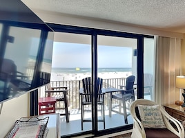 Apartamento em Condomínio Fechado, várias camas, cozinha, vista para o oceano | Varanda