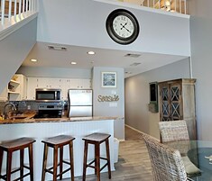 Apartamento em Condomínio Fechado, várias camas, varanda, vista para o oceano | Cozinha privada | Uma cafeteira/bule, um frigorífico, um micro-ondas, um forno