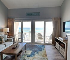 Apartamento em Condomínio Fechado, várias camas, varanda, vista para o oceano | Sala de estar | Televisor