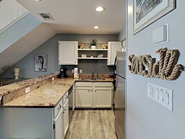 Apartamento em Condomínio Fechado, várias camas, varanda, vista para o oceano | Cozinha privada | Uma cafeteira/bule, um frigorífico, um micro-ondas, um forno