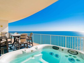 Apartamento em Condomínio Fechado, várias camas, varanda, vista para o oceano | Terrenos do alojamento