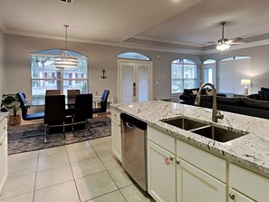 Casa, várias camas, cozinha, vista para o jardim | Cozinha privada | Um frigorífico, um micro-ondas, um forno, uma placa de cozinha