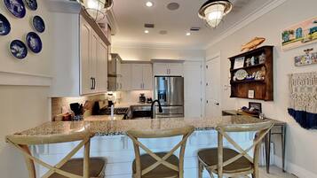 Casa, várias camas, cozinha, vista para o jardim | Cozinha privada | Um frigorífico, um micro-ondas, um forno, uma placa de cozinha