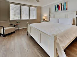 Apartamento em Condomínio Fechado, várias camas, varanda, vista para a piscina