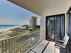 Apartamento em Condomínio Fechado, várias camas, varanda, vista para o oceano | Vista do quarto