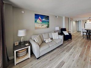 Apartamento em Condomínio Fechado, várias camas, varanda, vista para o oceano | Sala | Televisor de 40 polegadas com canais por cabo