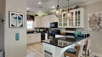 Casa, várias camas, varanda, vista para o jardim | Cozinha privada | Um frigorífico, um micro-ondas, um forno, uma placa de cozinha