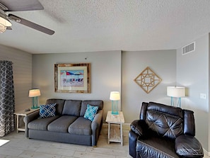 Condo, várias camas, cozinha, vista para o oceano | Área de estar | TV