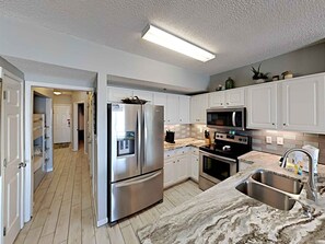 Condo, várias camas, cozinha, vista para o oceano | Cozinha privada | Geladeira, micro-ondas, fogão, cooktop