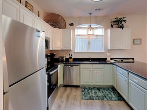 Casa, várias camas, varanda, vista para a piscina | Cozinha privada | Um frigorífico, um micro-ondas, um forno, uma placa de cozinha