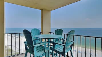 Apartamento em Condomínio Fechado, várias camas, varanda, vista para o oceano | Terrenos do alojamento