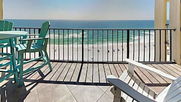 Apartamento em Condomínio Fechado, várias camas, varanda, vista para o oceano | Terrenos do alojamento