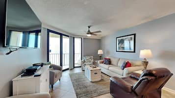 Apartamento em Condomínio Fechado, várias camas, varanda, vista para o oceano | Sala de estar | Televisor