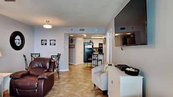 Apartamento em Condomínio Fechado, várias camas, varanda, vista para o oceano | Interior